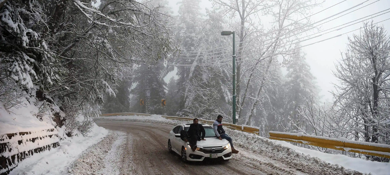 Snowfall in Murree: Traffic Police Issues Winter Travel Safety Tips ...