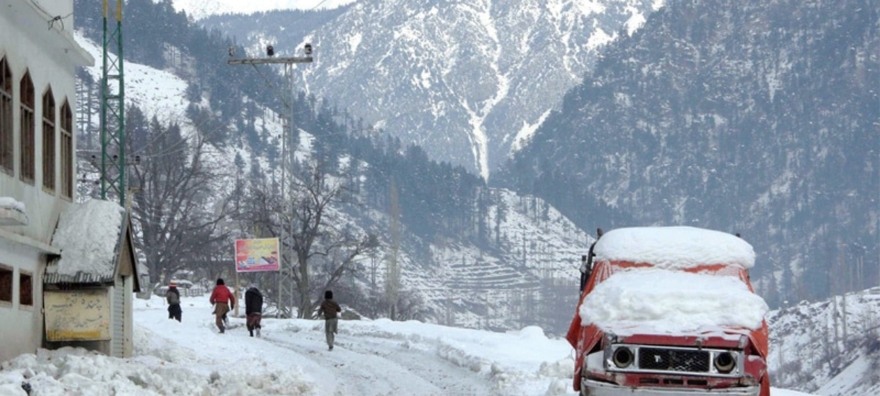 Snowfall Intensifies in Upper Khyber-Pakhtunkhwa, Disrupts Daily Life ...